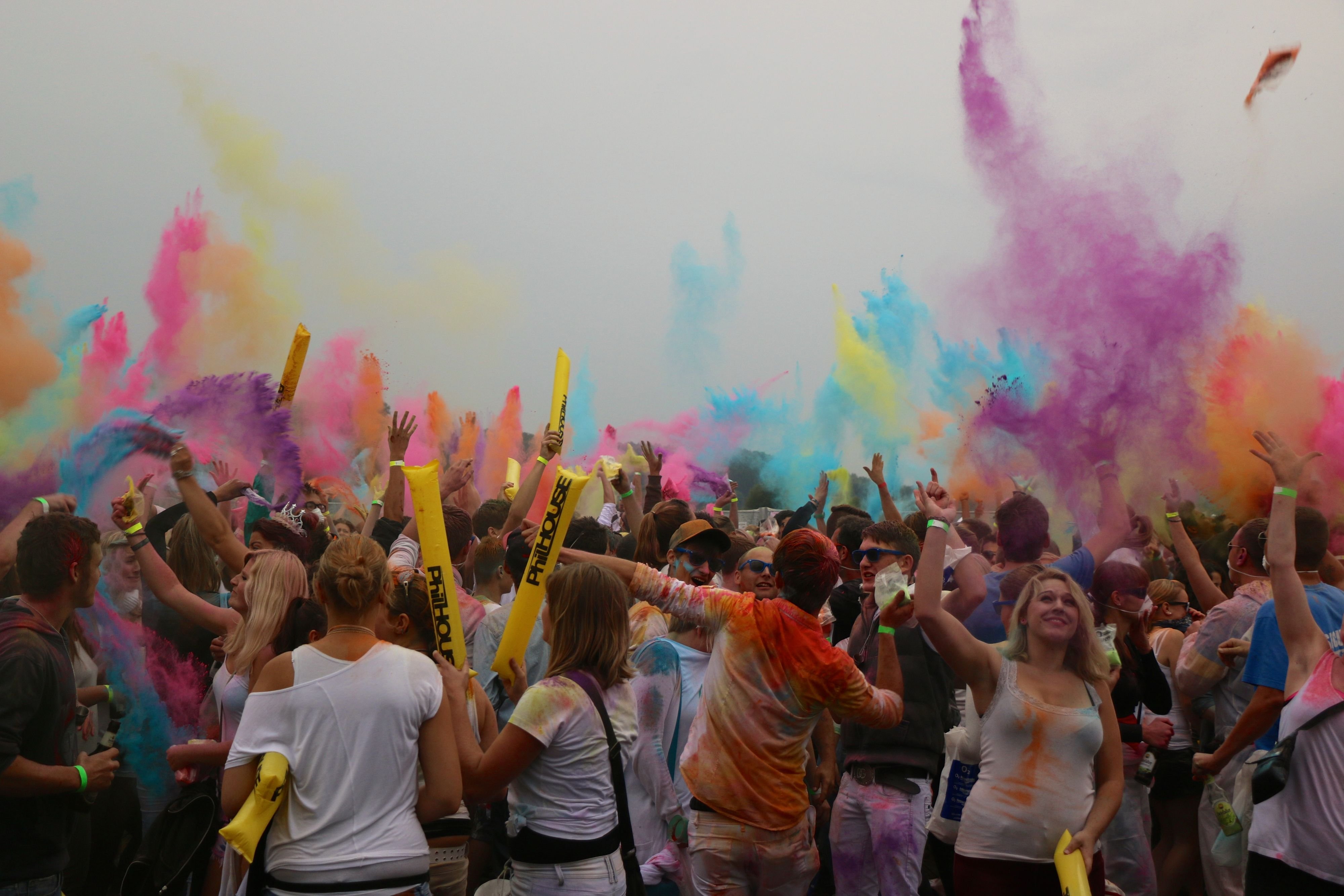 Erstes Farbsturm–Festival im Fallenbrunnen