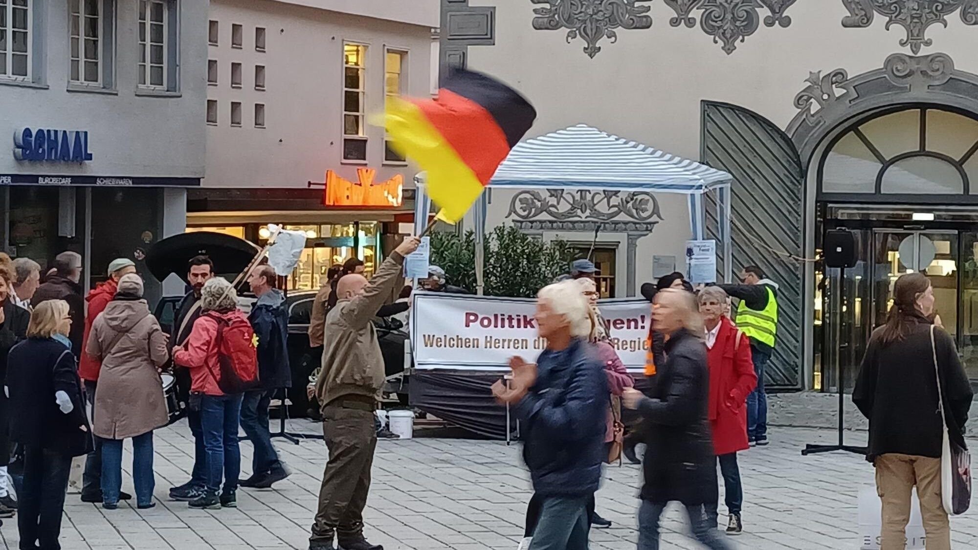 Dafür gingen Demonstranten in Ravensburg regelmäßig auf die Straße