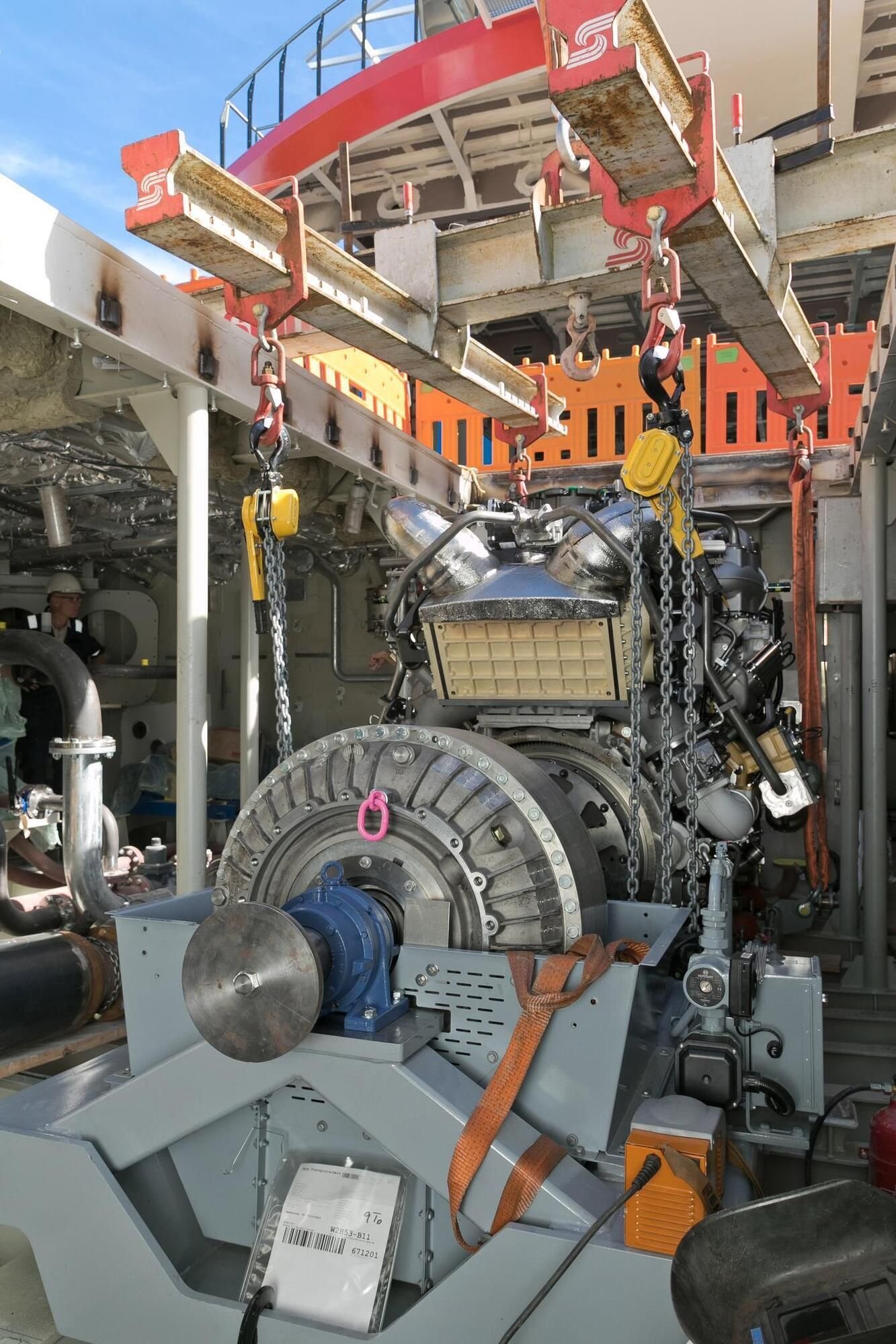 Hier schwebt der erste MTU-Motor in die neue E-Fähre