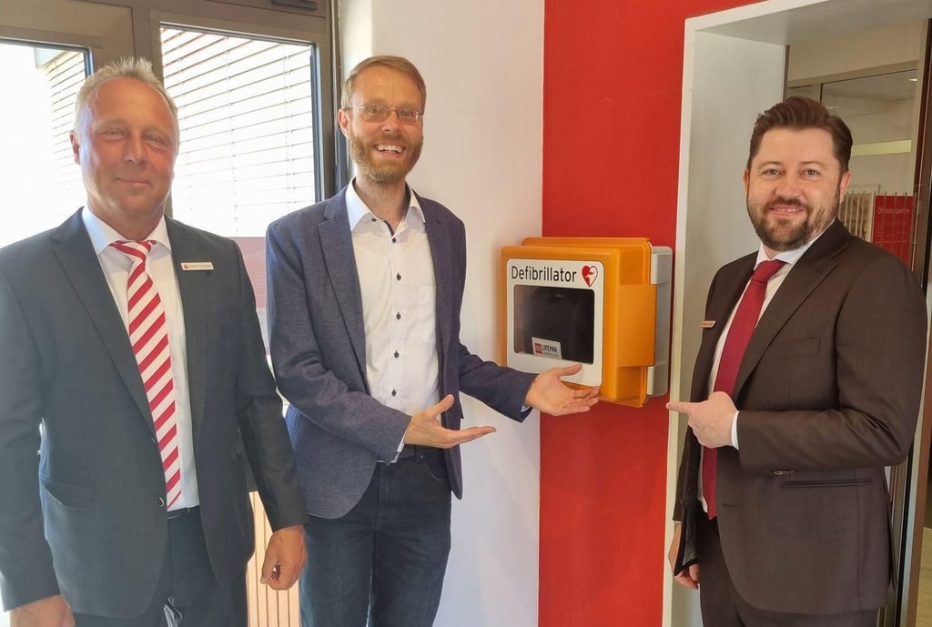 Sparkasse ist neuer Standort für Defibrillator in Sigmarszell