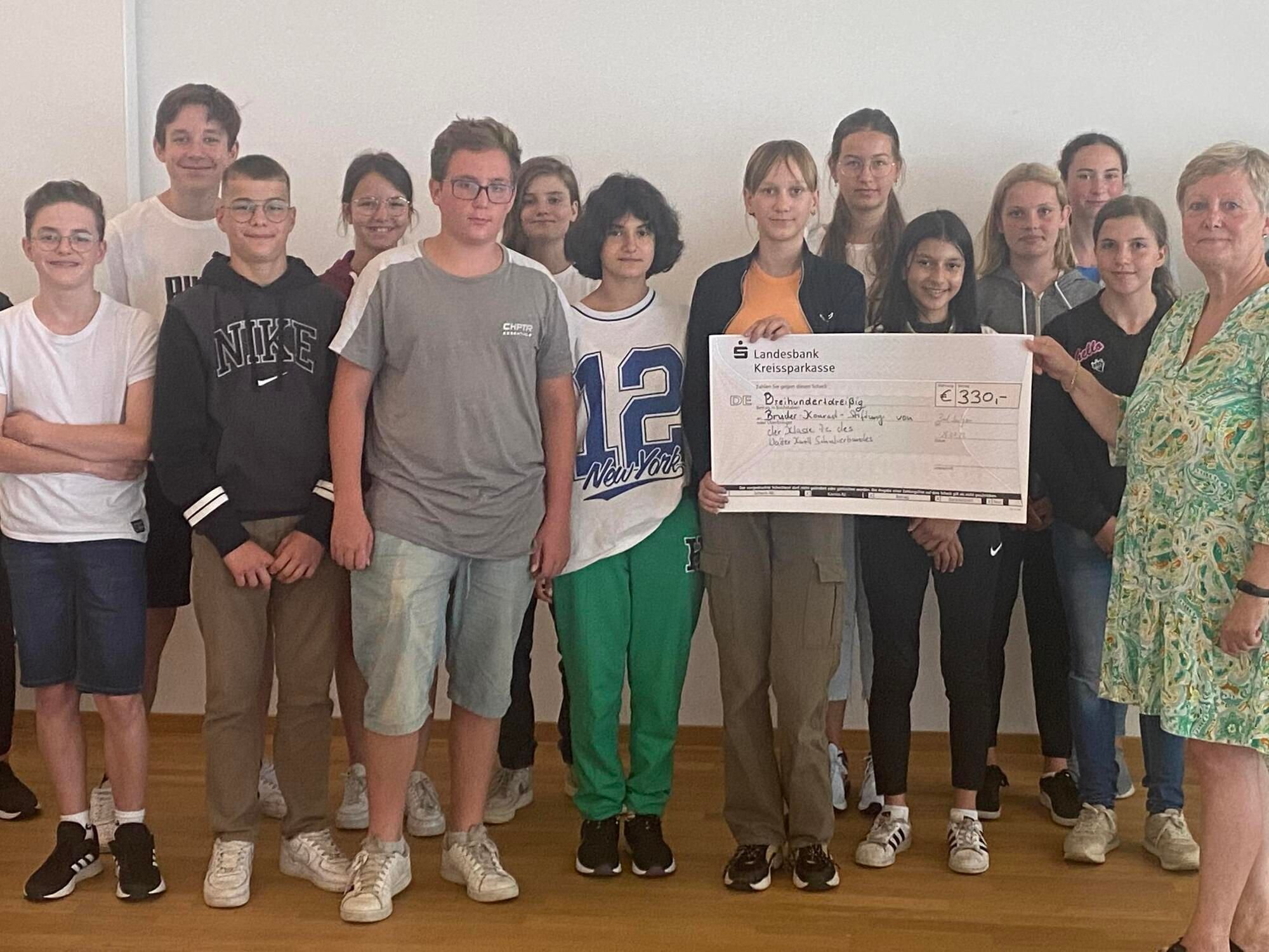 Klasse 7c des Walter Knoll Schulverbundes übergibt Spende an die Bruder ...