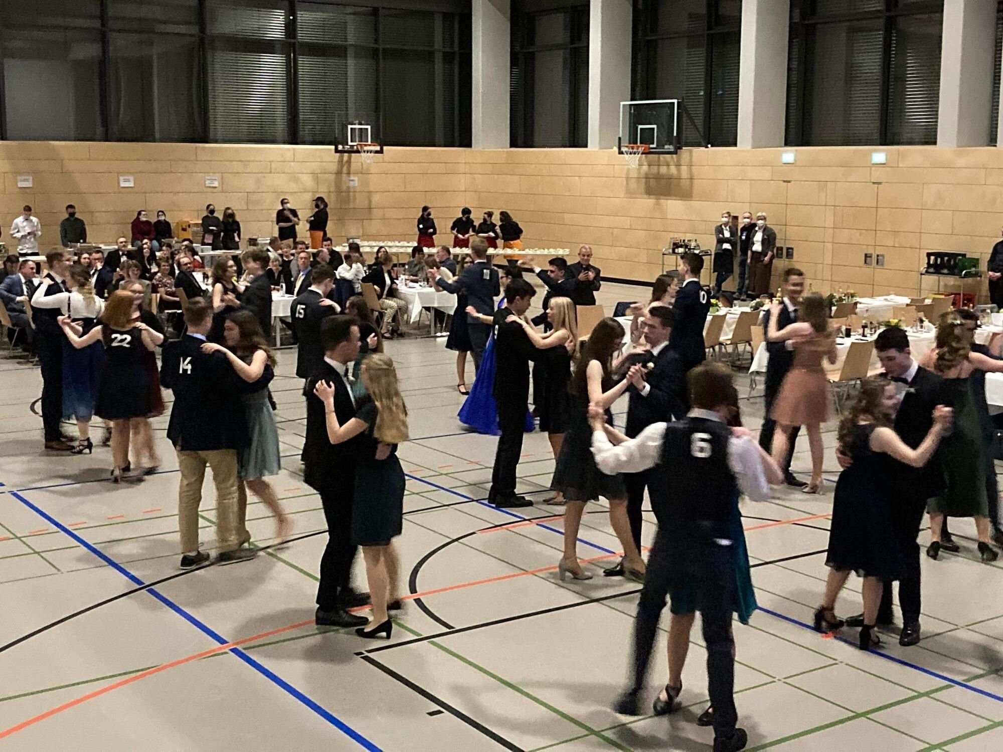 Festlicher Abschlussball von zwei Schülertanzkursen am LIZE