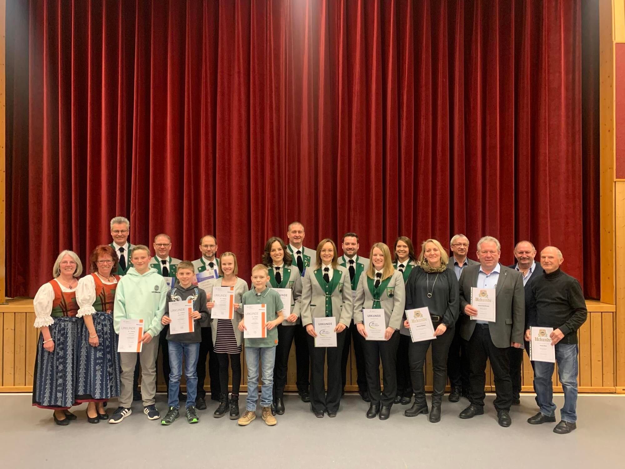 Dirigent des Musikvereins Aufhausen erhält Dirigentennadel in Silber