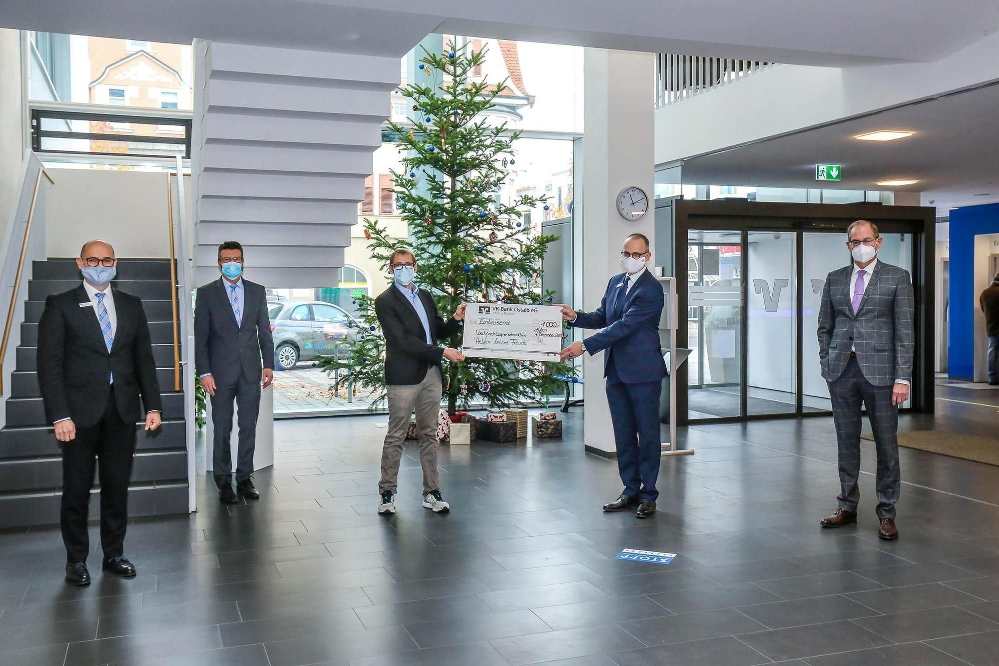 VR-Bank Ostalb spendet für „Helfen bringt Freude“