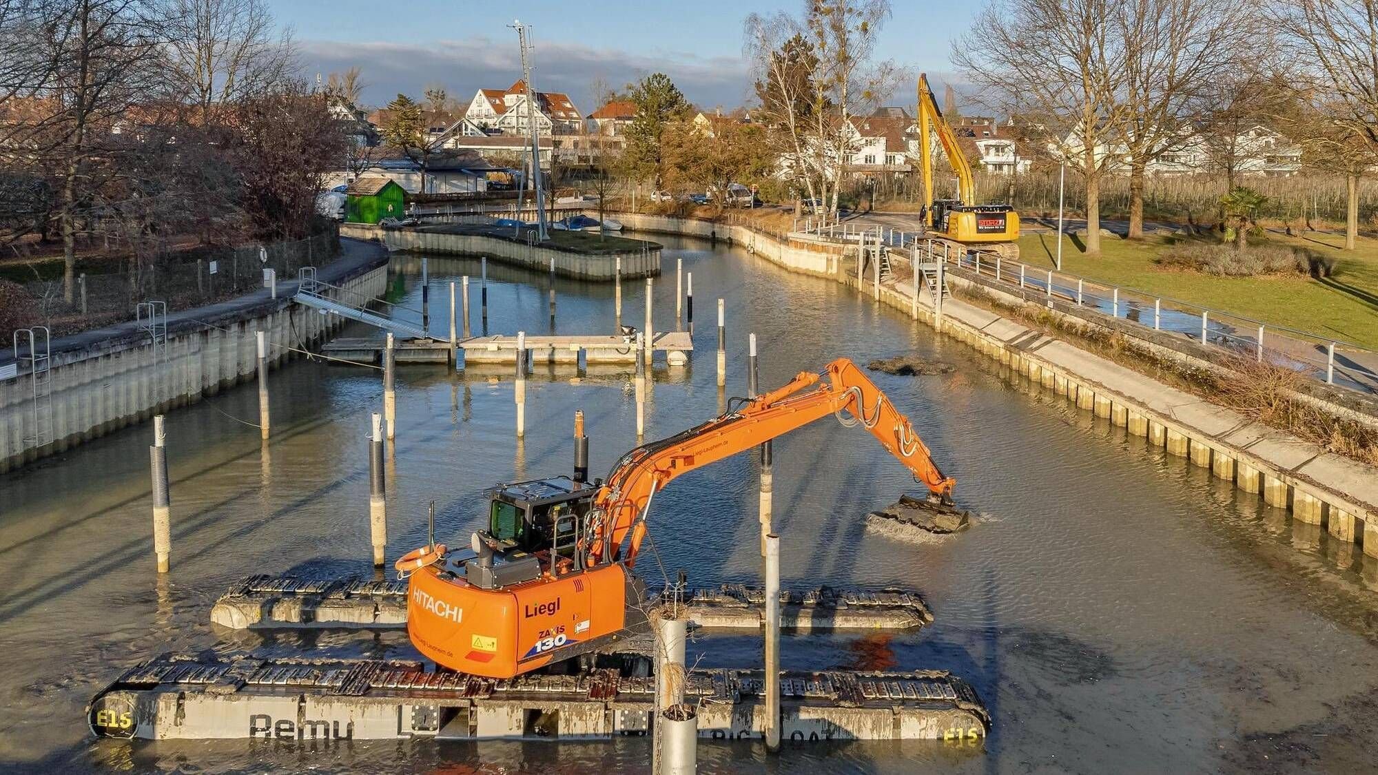 Spektakuläre Arbeiten im Wasser: Bagger säubern den Fischbacher Hafen