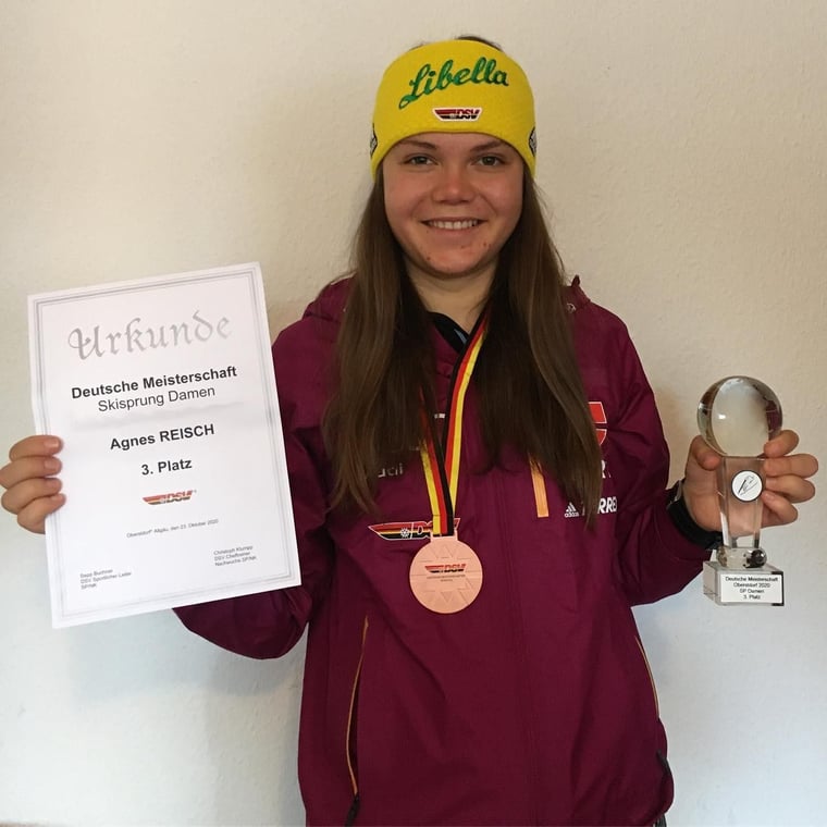 Lachende Dritte: Bronze für Skispringerin Agnes Reisch