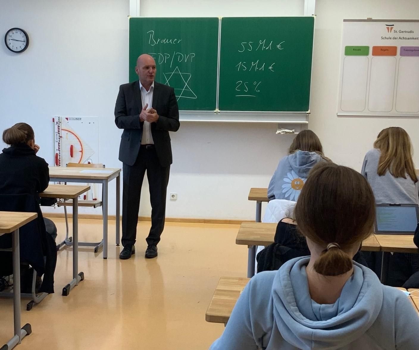 Stephen Brauer stellt sich den Fragen der Sankt-Gertrudis-Schülerinnen