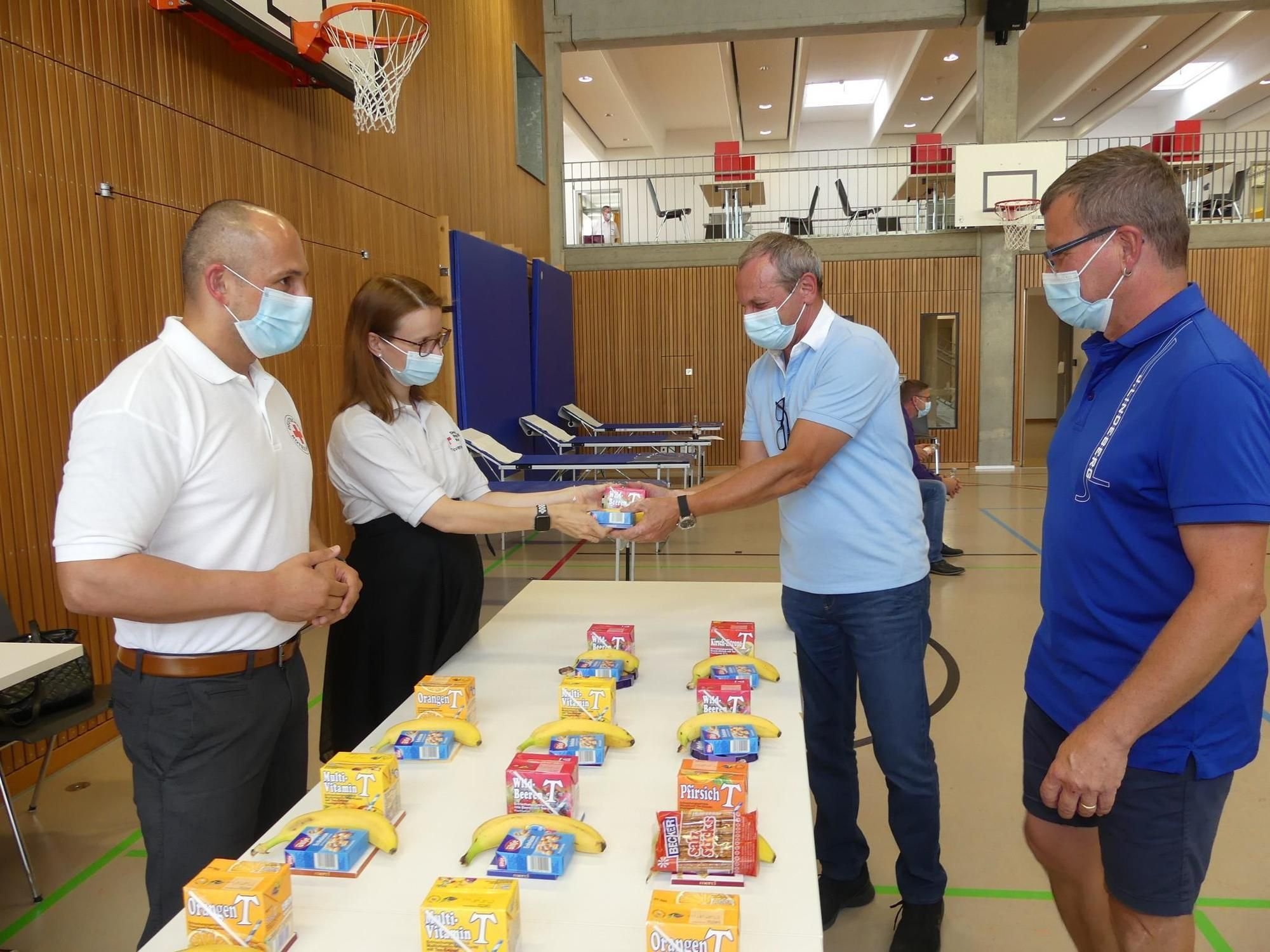 Ronja Kemmer hilft beim Blutspendetermin mit
