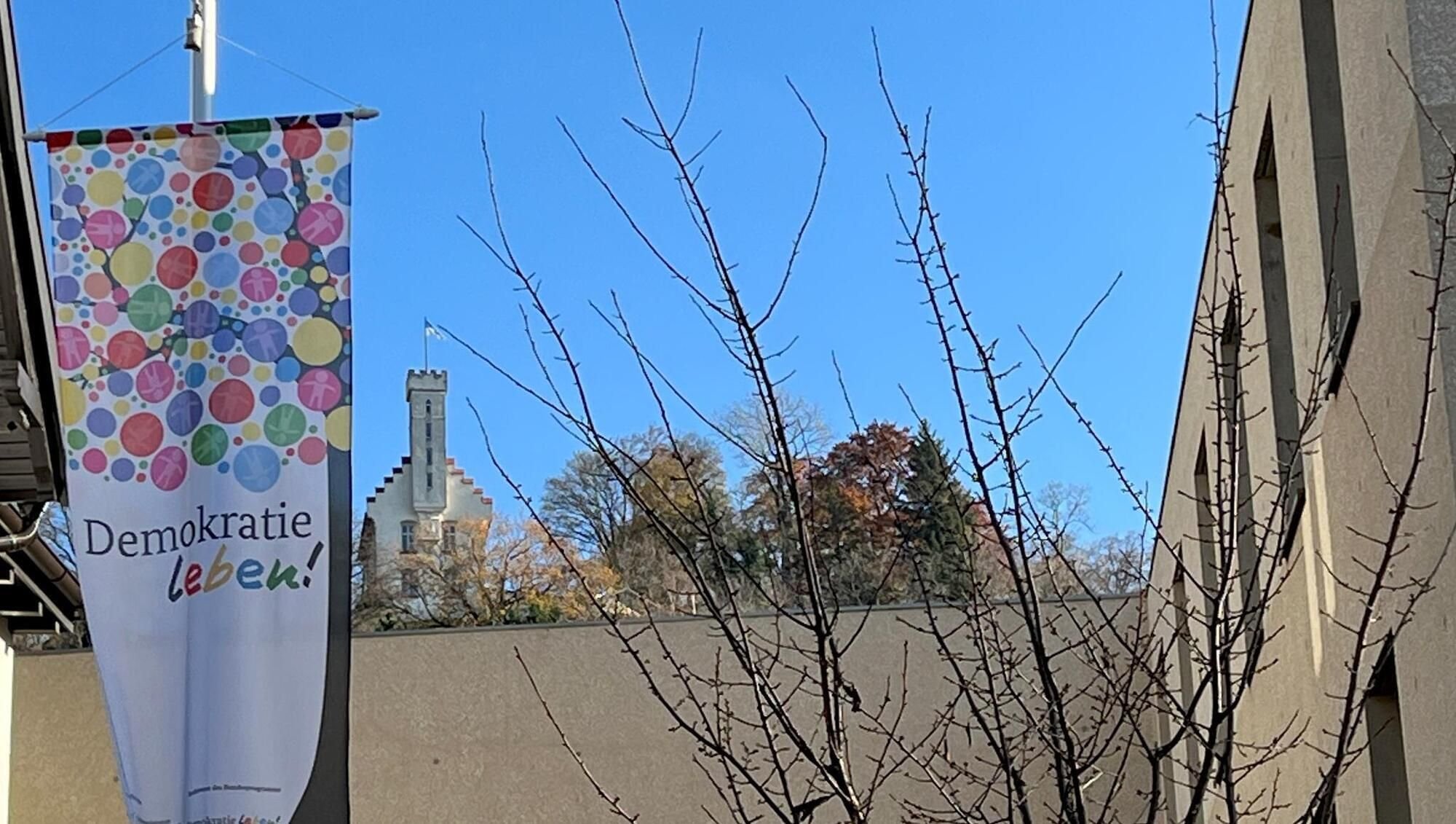 Stadt Ravensburg hisst Fahne für Demokratie