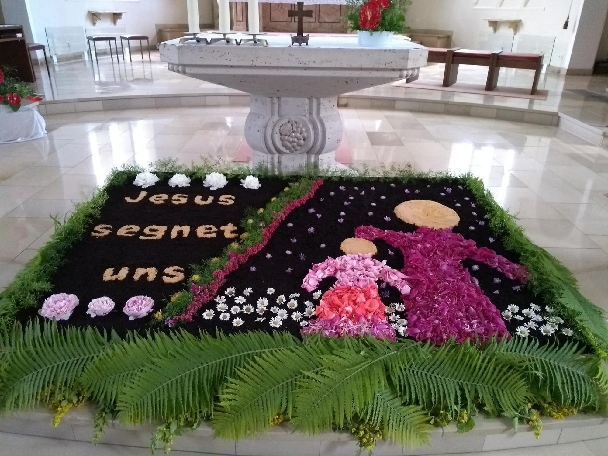 Blumenteppich in der Herz-Jesu-Kirche