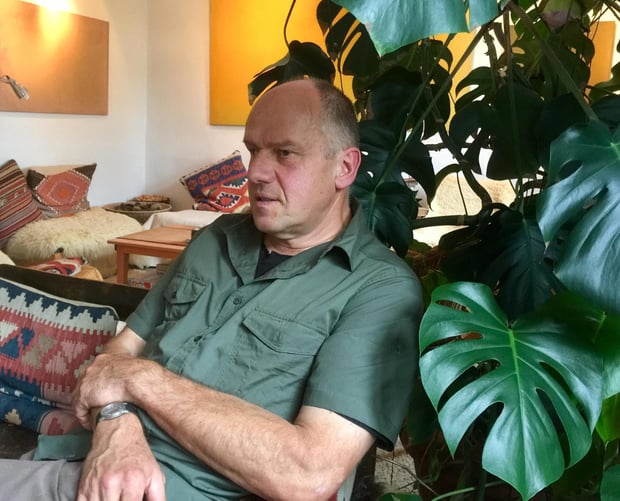 Kunsthistoriker unterhält sich mit dem Maler Martin Fausel