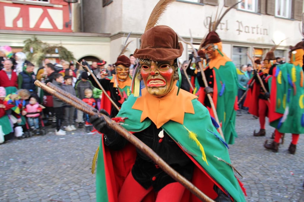 Glückselige Fasnet: Narren feiern lustig, bunt und ausgelassen