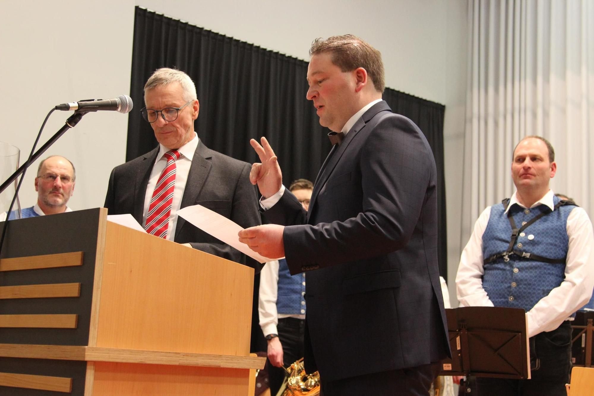 Hans-Peter Reck ist feierlich als neuer Bürgermeister Steinhausens eingeführt worden