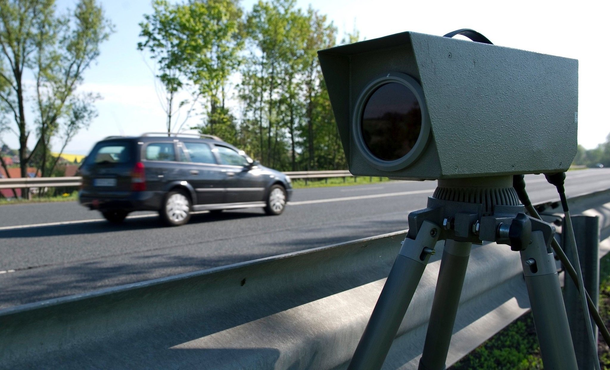 Blitzer-Dieb auf der A20 – BMW-Fahrer klaut teures Gerät