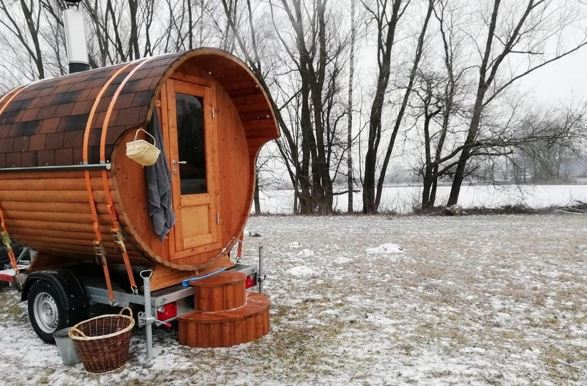 Schwitzen auf Rädern: Dieses Sauna-Fass rollt durch die Region