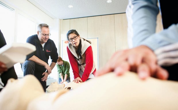 Erste Hilfe: Kontinuierliche Brustkorb-Massage statt Mund-zu-Mund-Beatmung