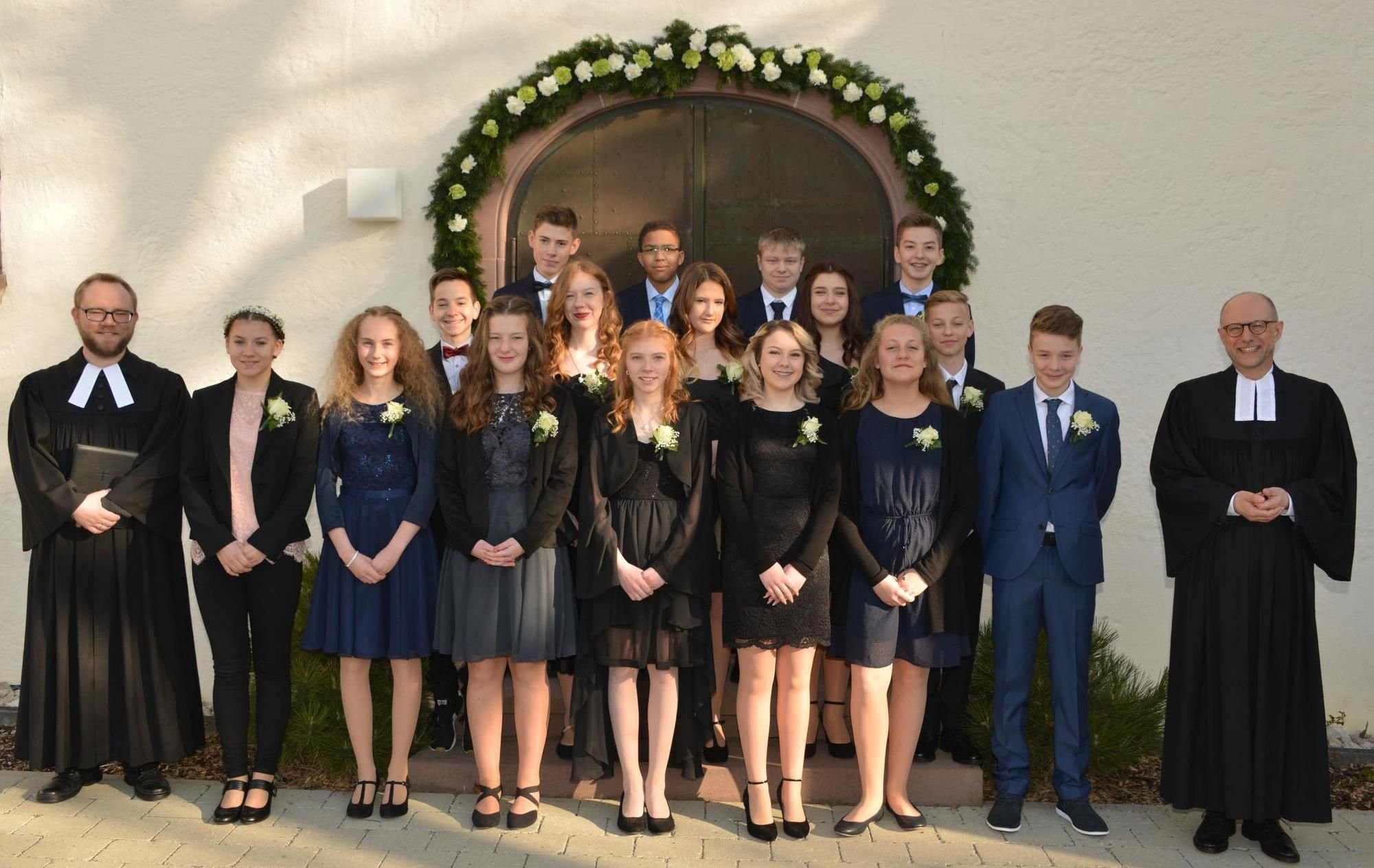 Konfirmanden bekennen sich zur Taufe