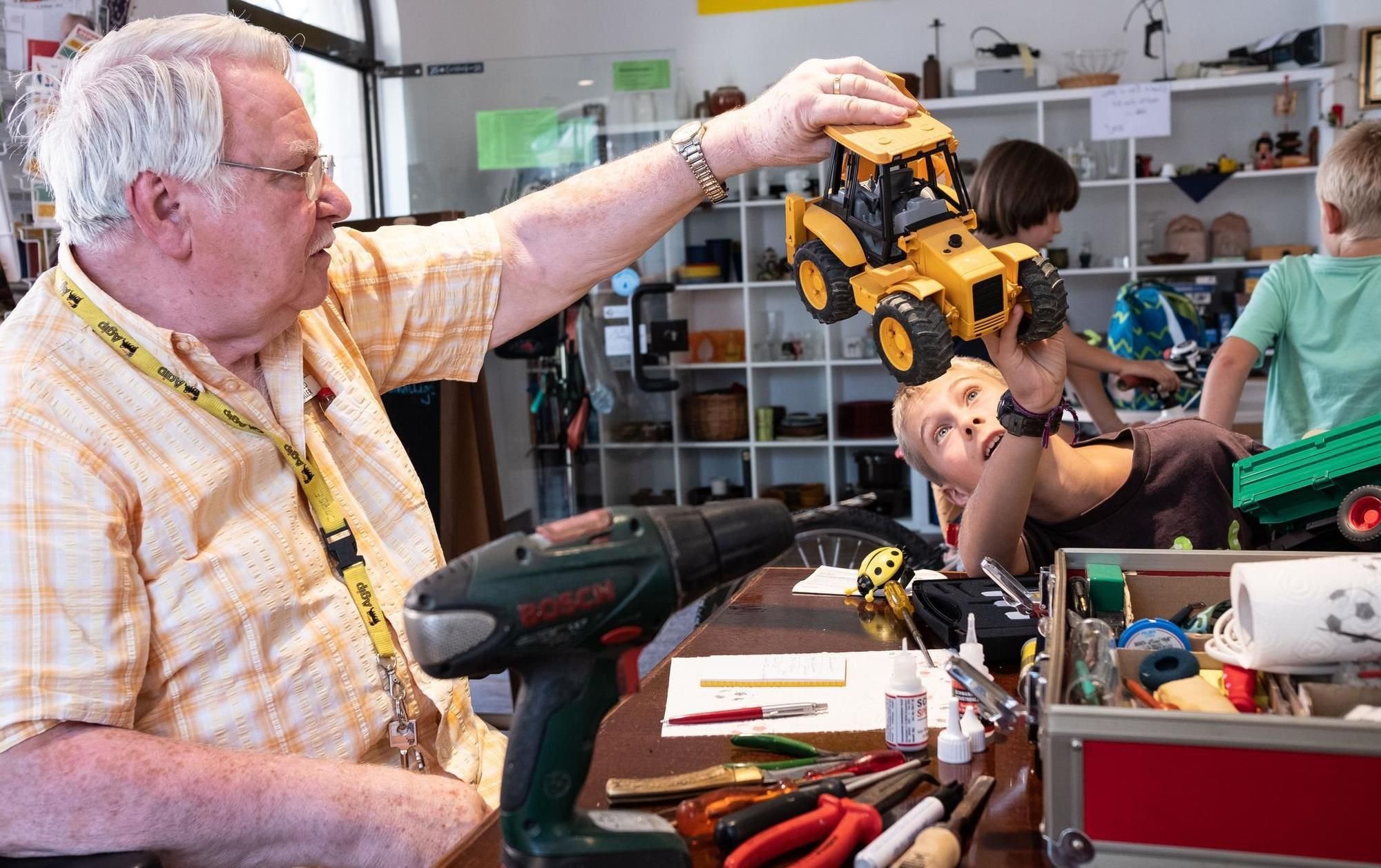 Kinder reparieren defektes Spielzeug