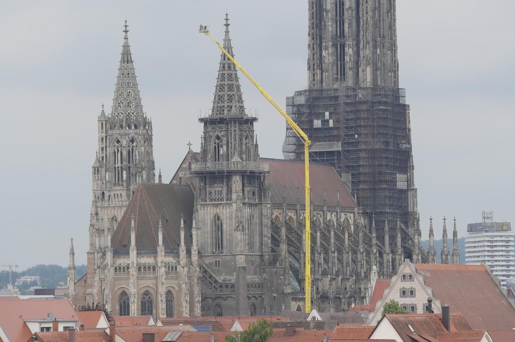 Seltener Anblick: Darum ragt aktuell ein Hubsteiger am Ulmer Münster 70 ...