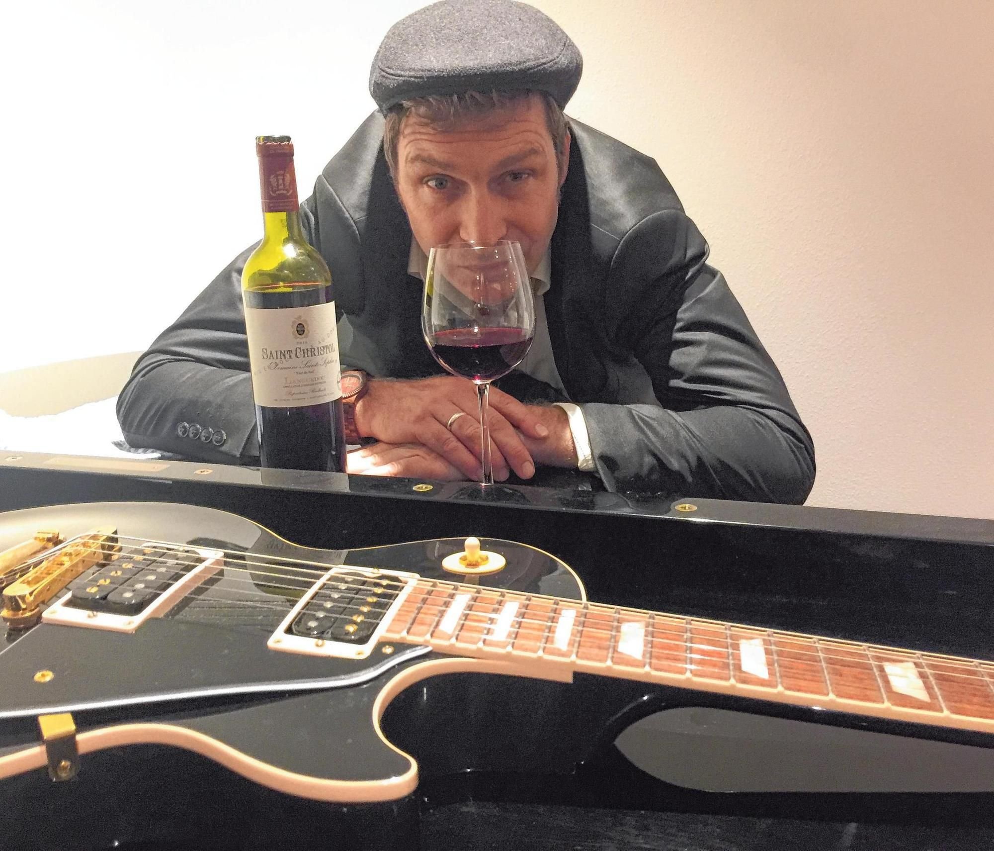 Oliver Pötzsch spielt Lieder für die Leber