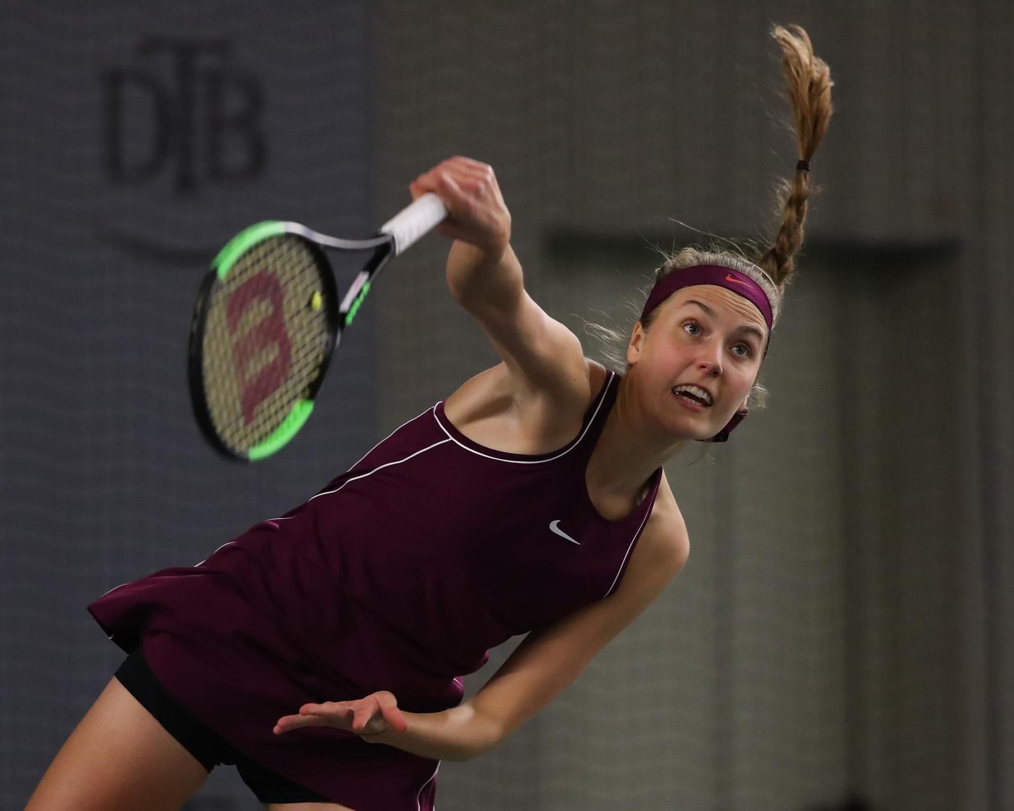 Antonia Lottner nimmt erste Hürde