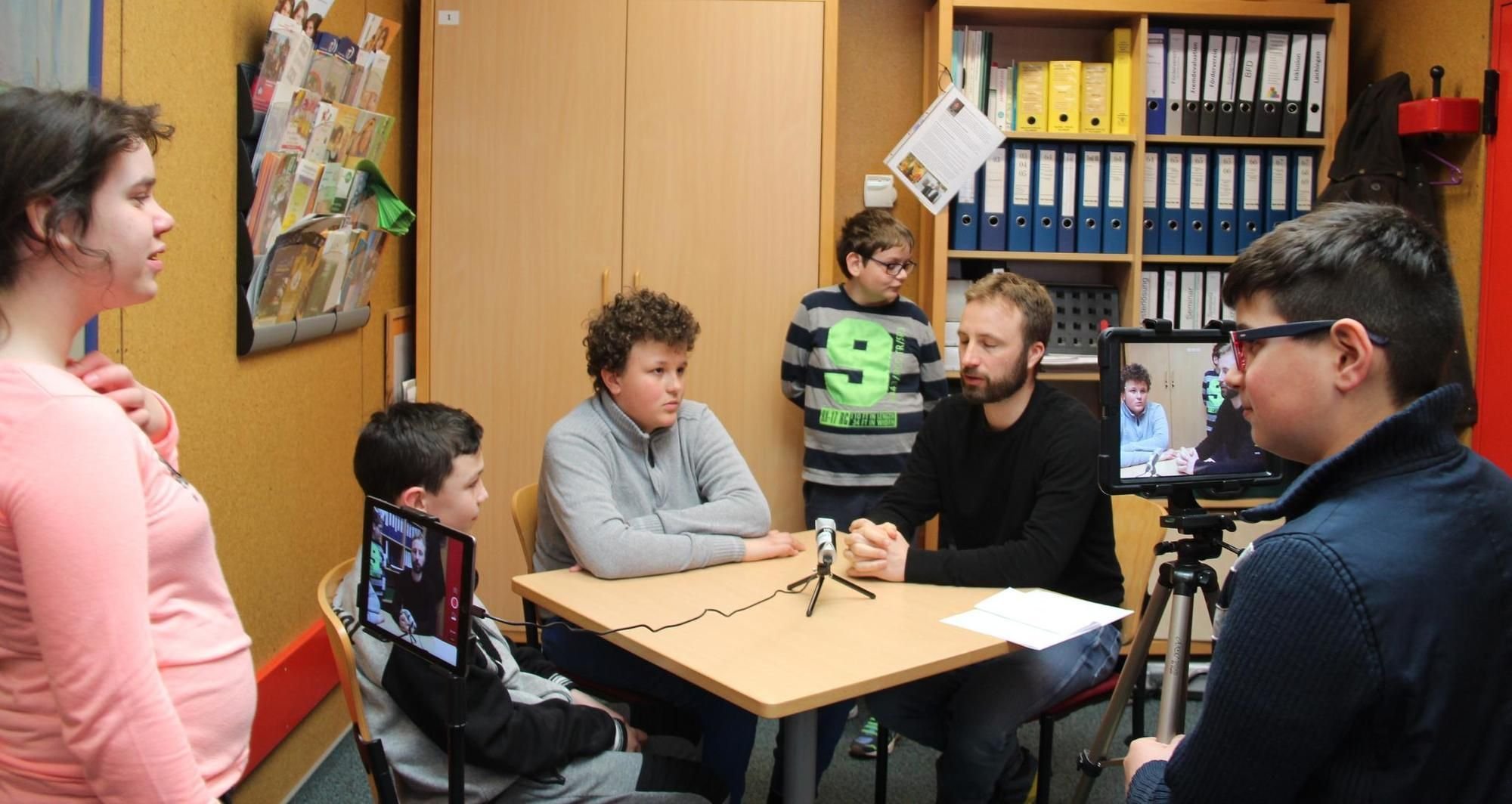 Nachrichtenteam der Schmiechtalschule geht auf Sendung