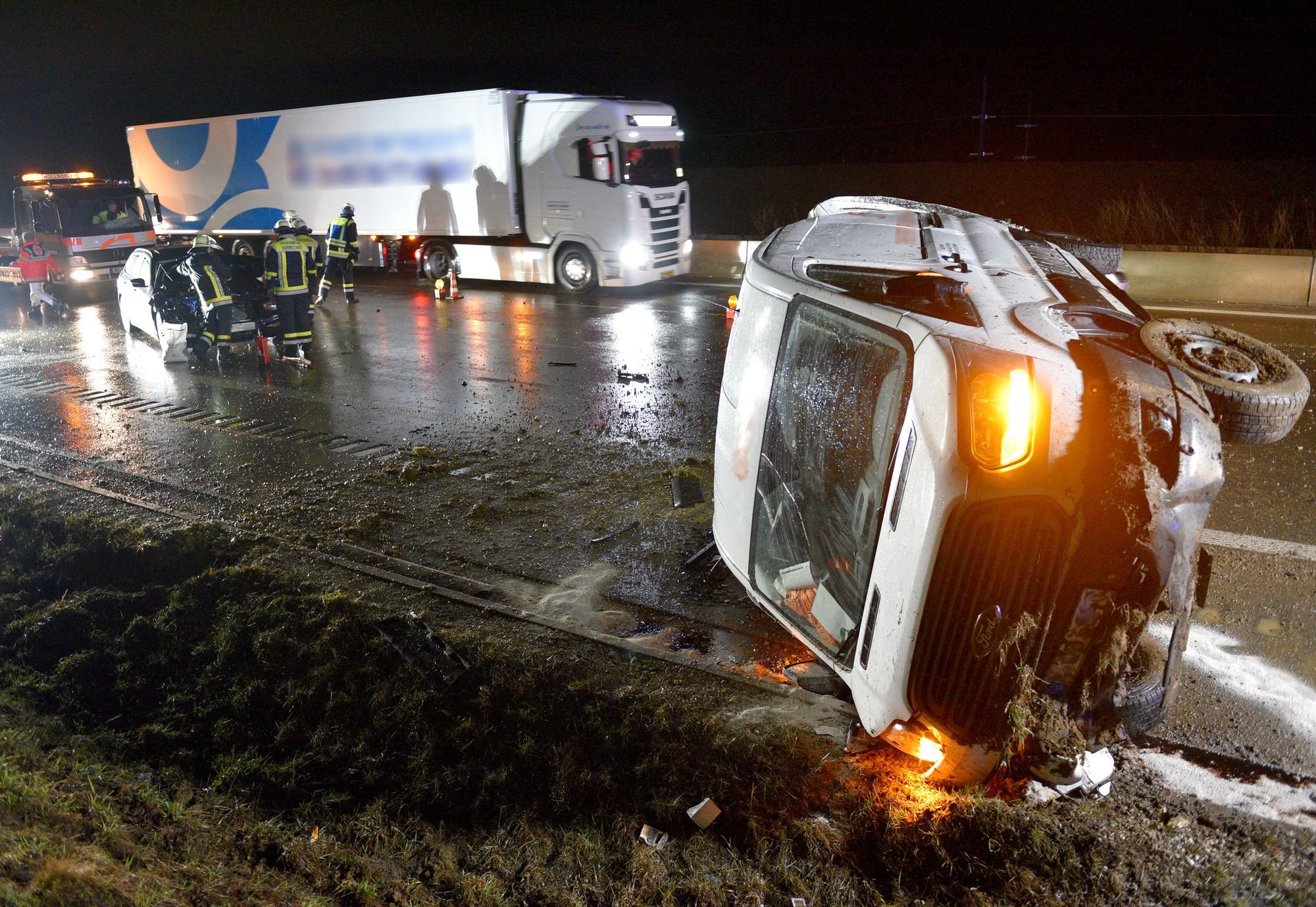 Zwei Unfälle auf A8: Über 100.000 Euro Schaden, fünf Verletzte, fünf ...