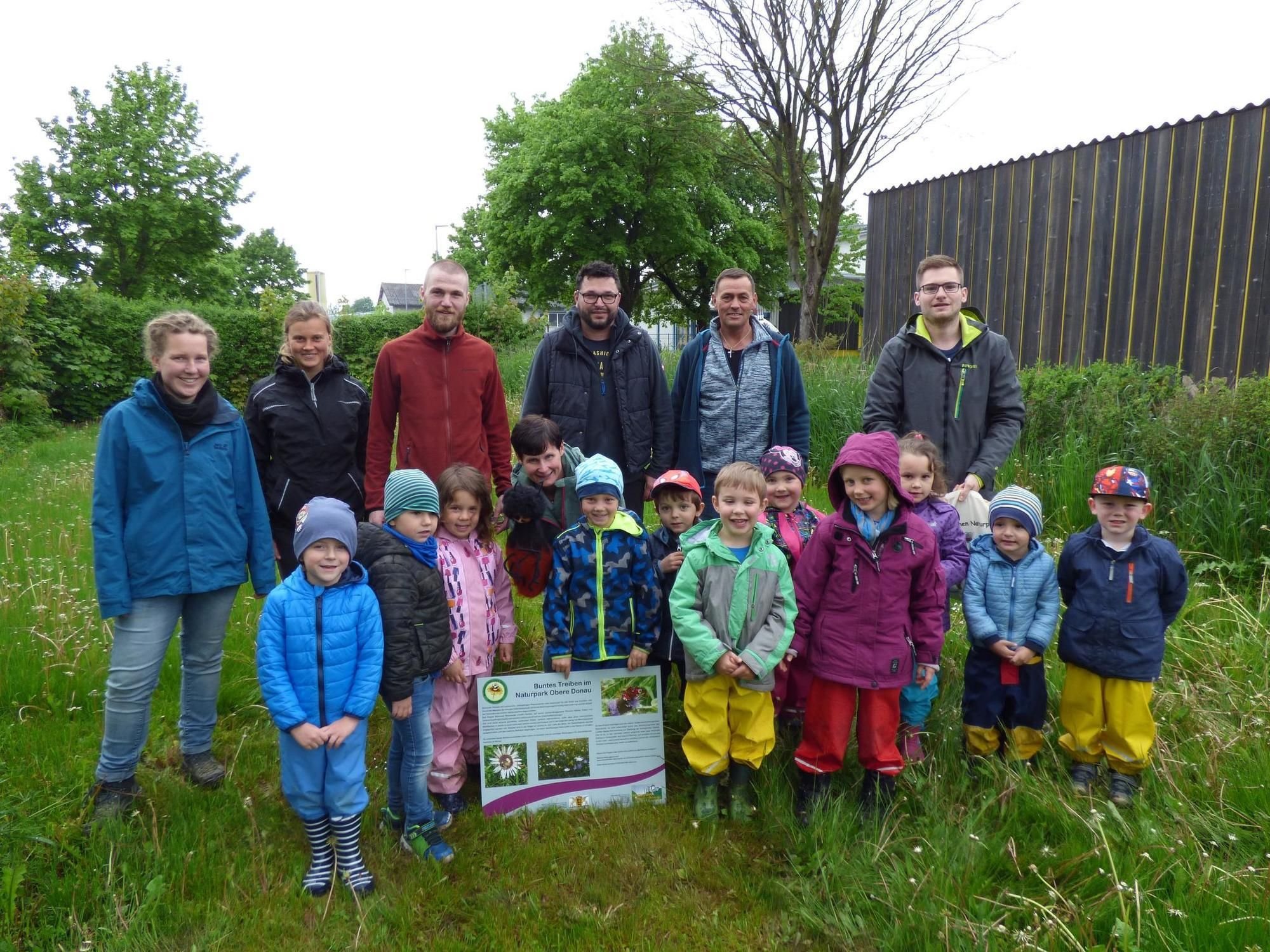 Kinder vom Kinderhaus Mühlgässle helfen bei der Einsaat einer Blumenwiese