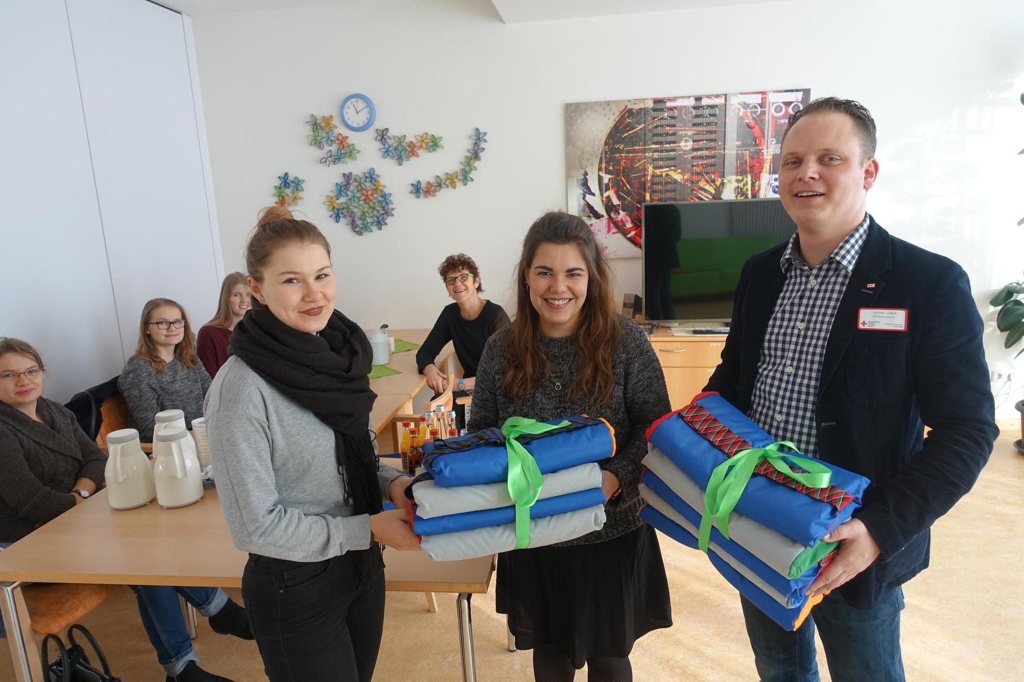 Studentinnen nähen Muffs für Senioren in Hüttlingen