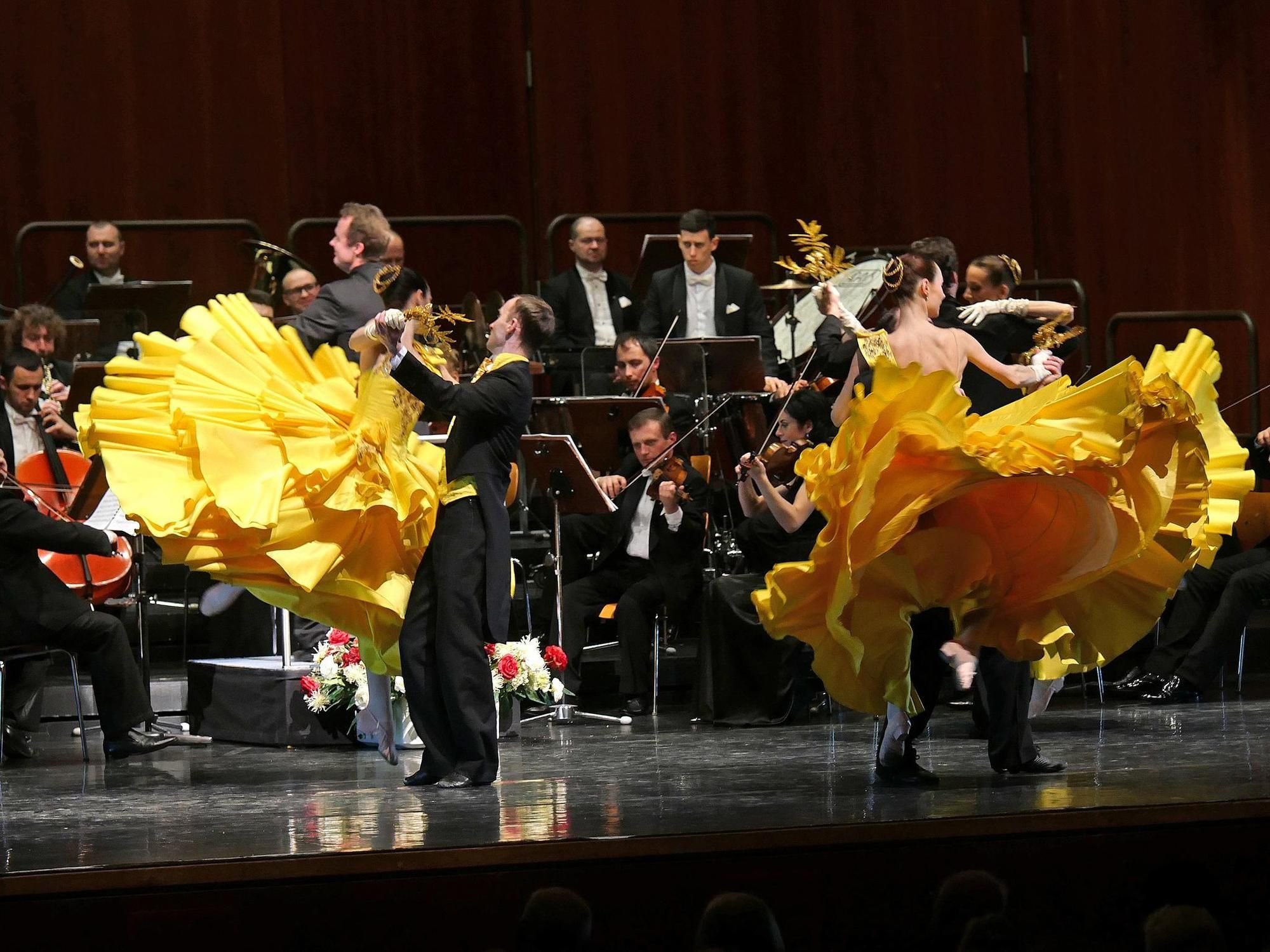 Charmant fliegen die Tanzpaare zu Walzer und Polkas dahin