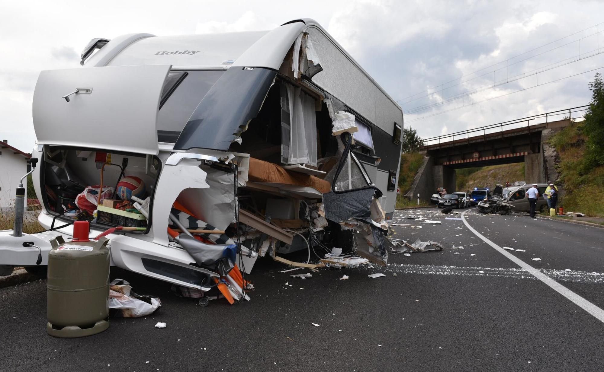Trümmerfeld: PKW und Wohnwagen prallen zusammen