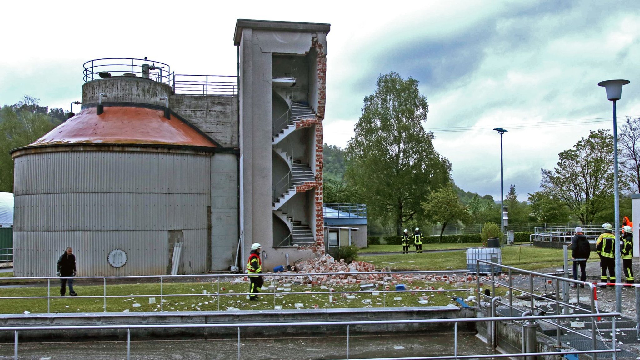 Trümmer fliegen 50 Meter weit: Explosion zerstört Turm einer Kläranlage