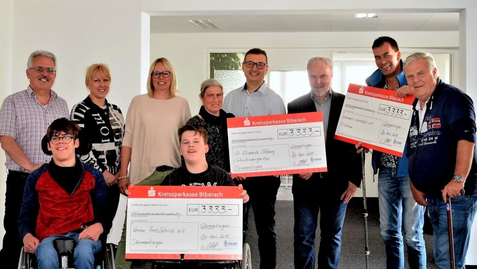 Firma Brobeil Aufzüge spendet 10 000 Euro