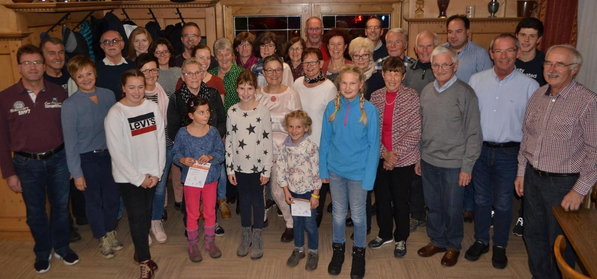 Ernst Galka bekommt sein 48. Sportabzeichen verliehen