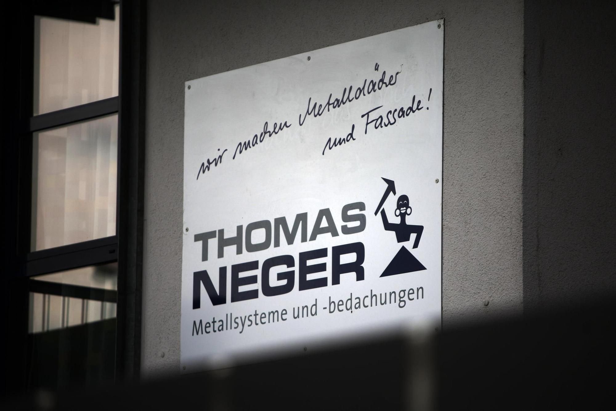 Dachdecker Neger muss Firmenlogo verteidigen