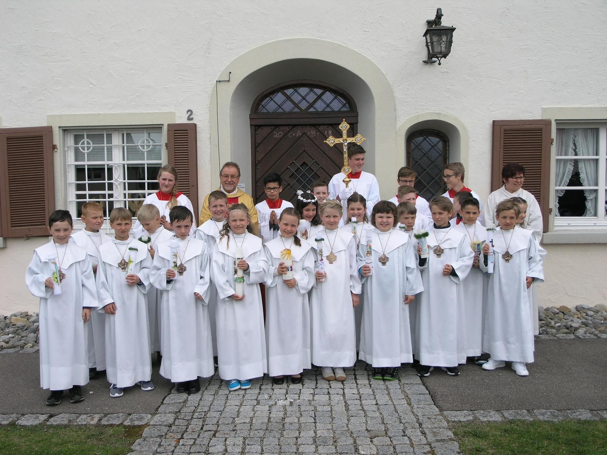 17 Kinder feiern in Arnach ihre Erstkommunion