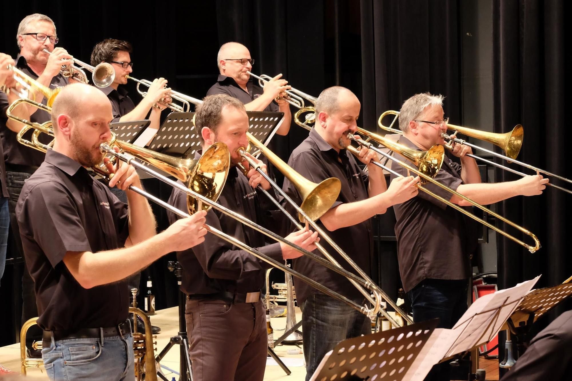 Big Band spielt auf den Treppen des Klosterplatzes