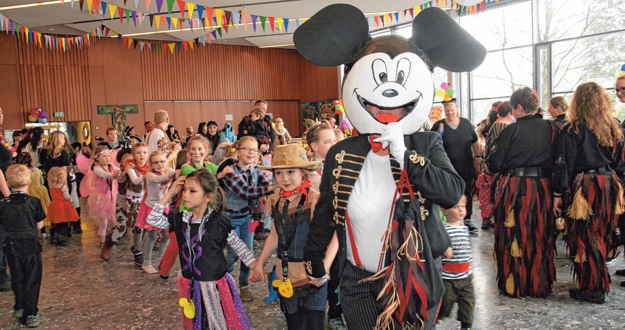 Micky Maus tanzt mit Prinzessinnen und Cowboys