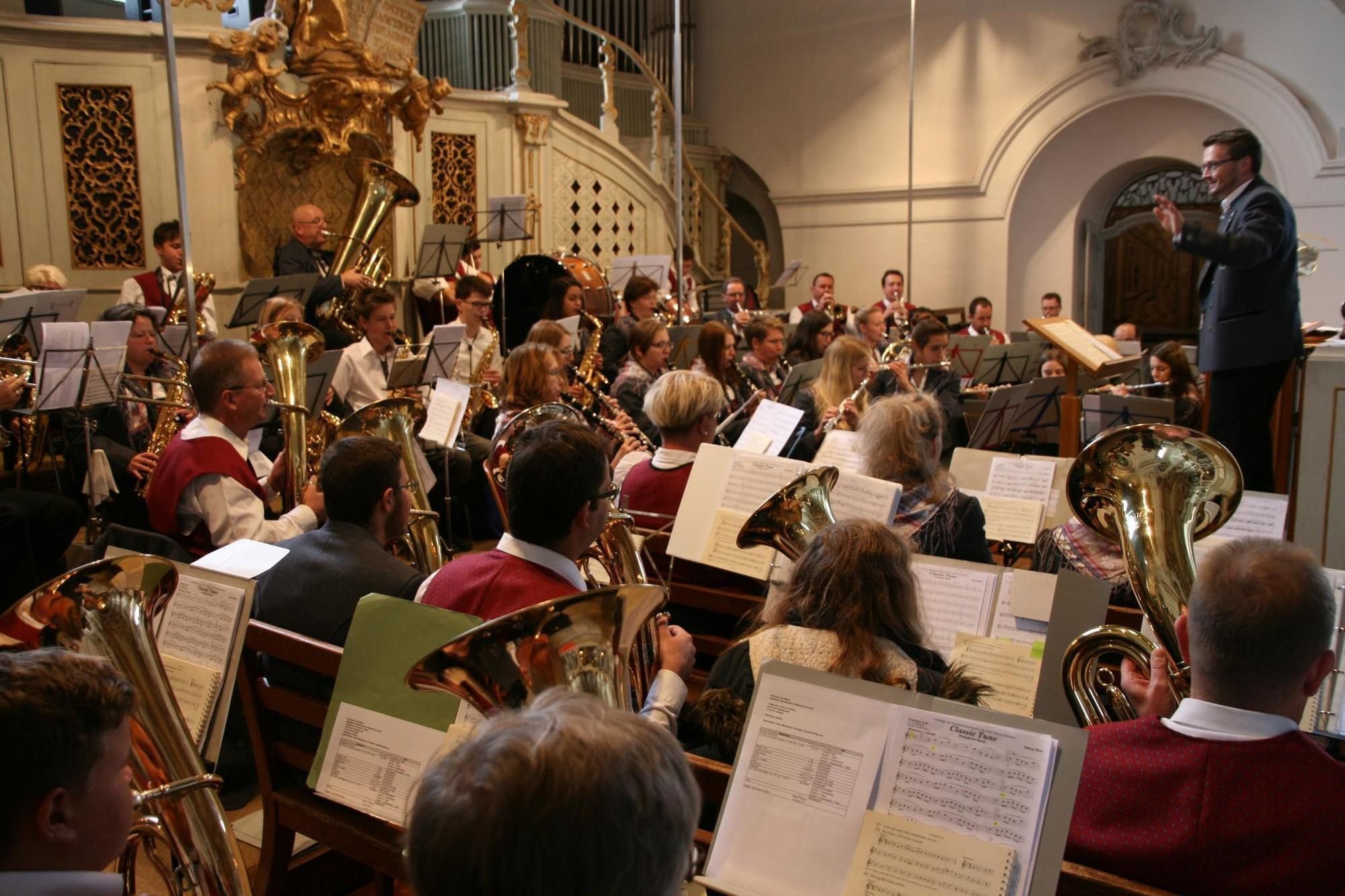 Musiker gestalten ausdrucksstarke Abendmusik