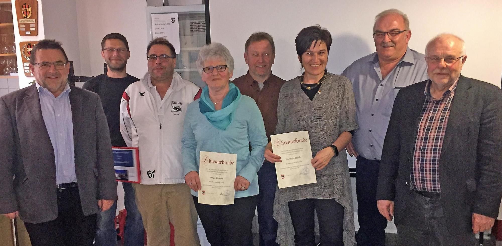 Eugen Birk erhält die goldene WLSB-Ehrennadel