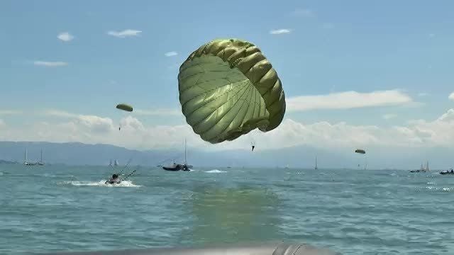 Fallschirmjäger springen vor Langenargen in Bodensee
