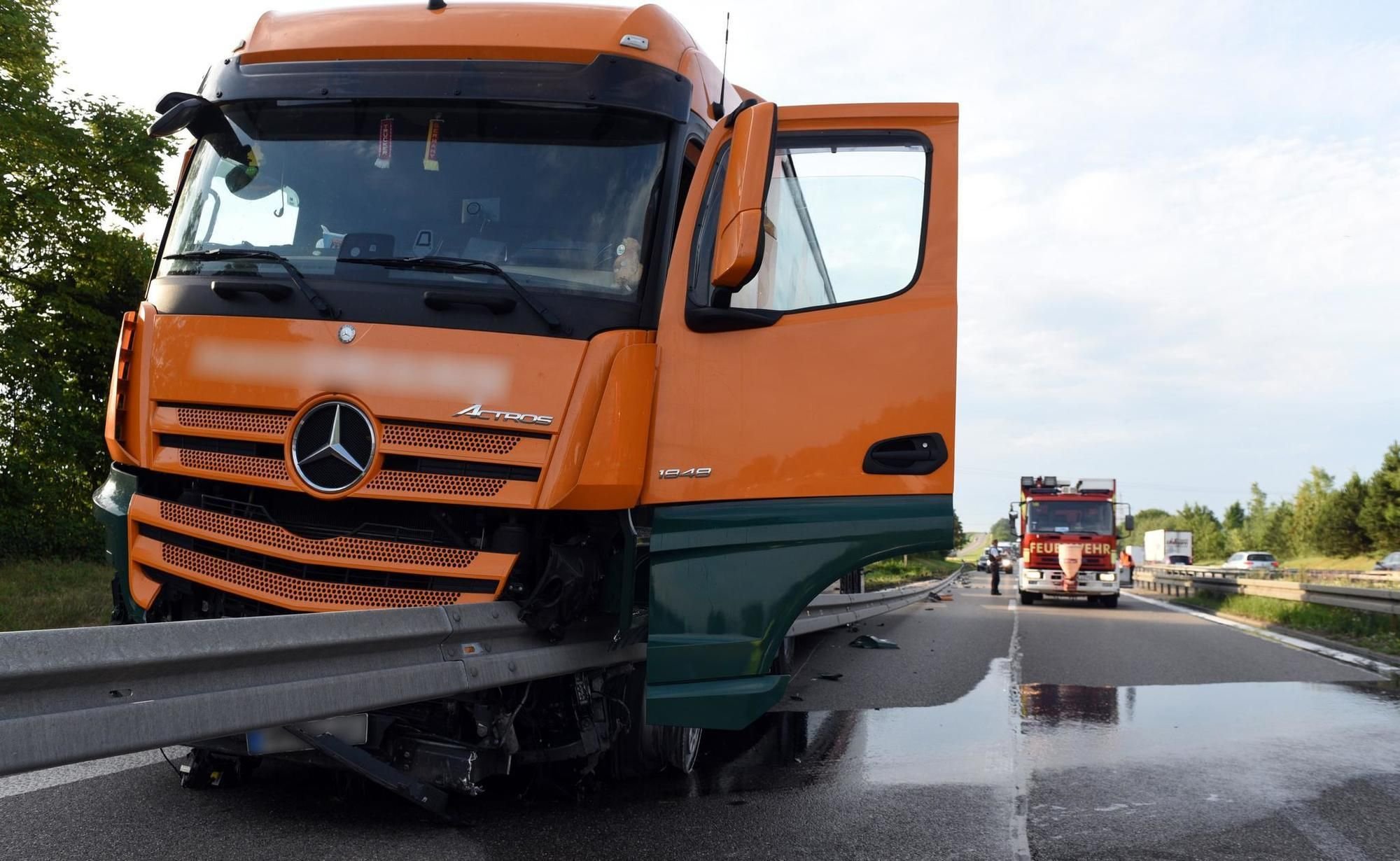 B10 nach LKW-Unfall stundenlang gesperrt