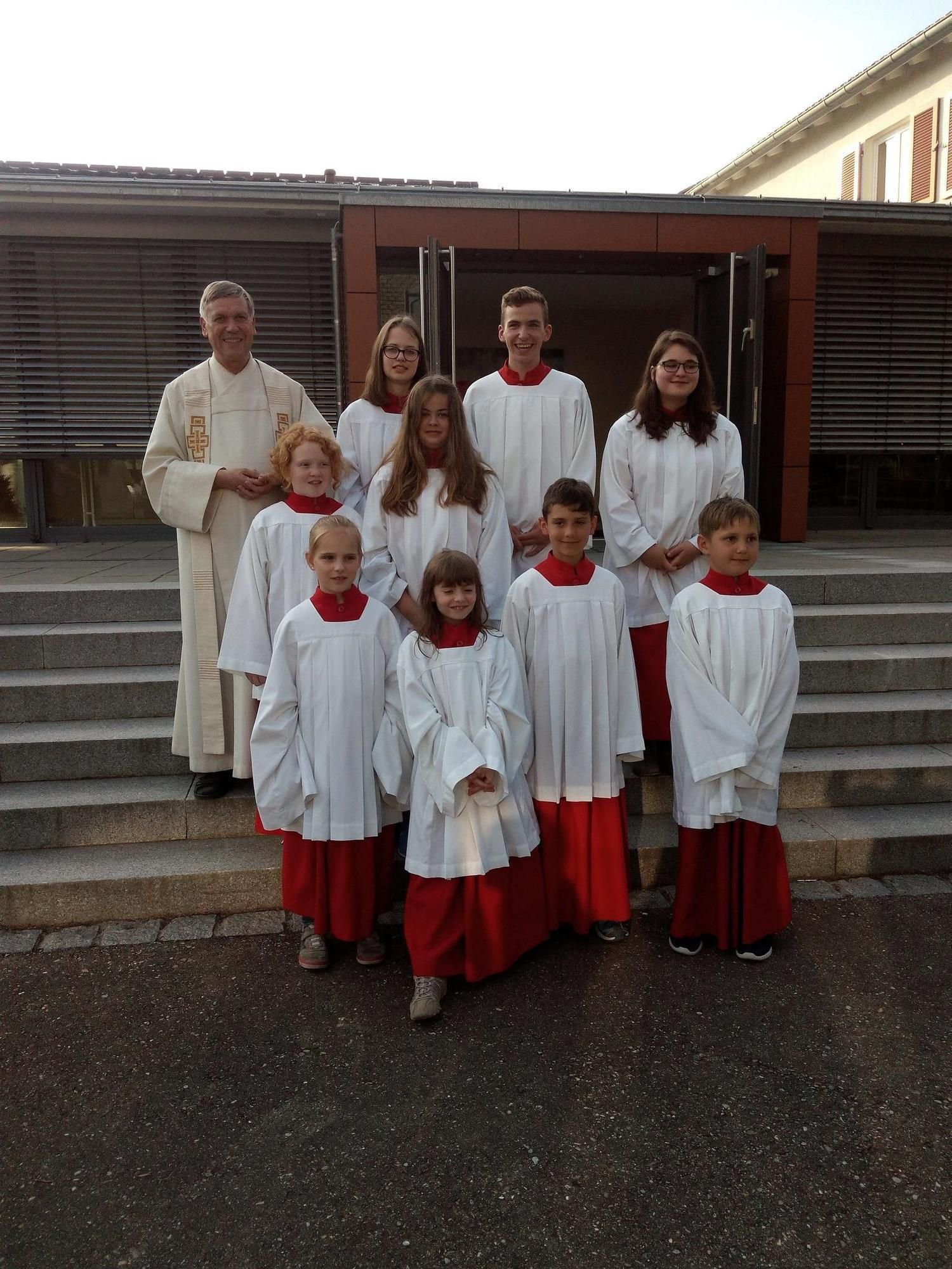 Neue Ministranten reihen sich am Altar ein