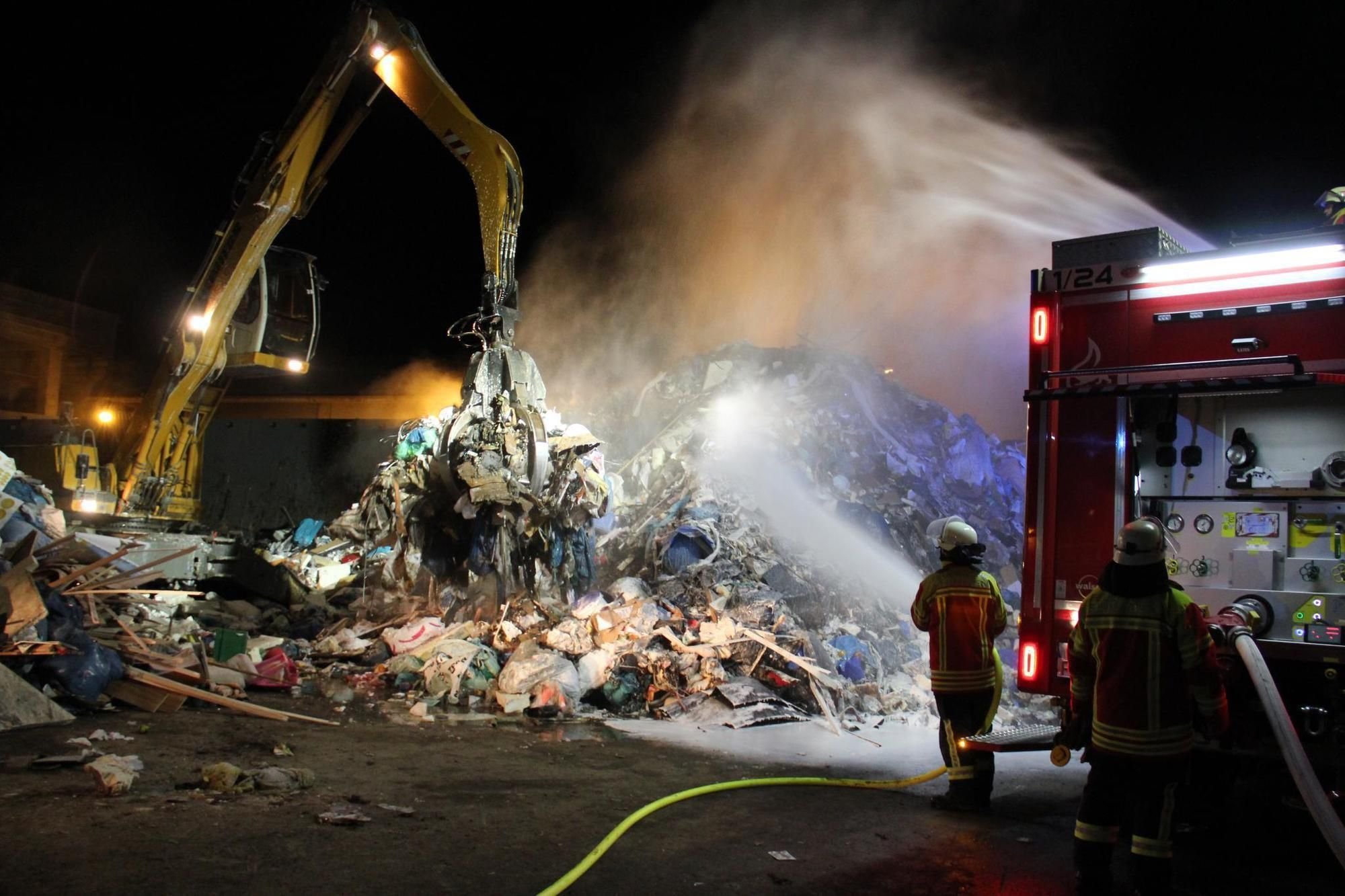 Sperrmüll auf Wertstoffhof fängt Feuer