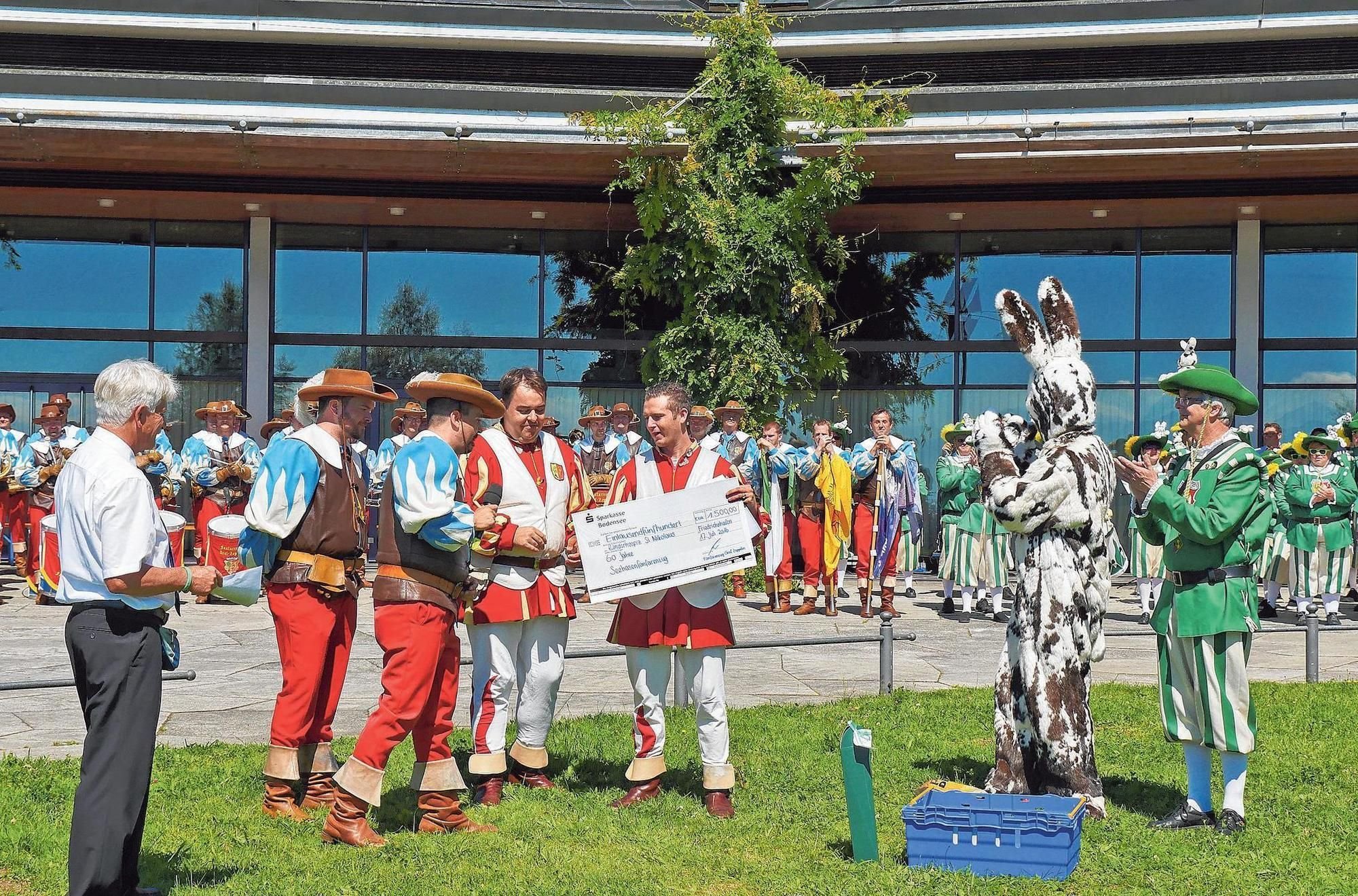 FGZ überreicht den „Roten“ ein Geschenk