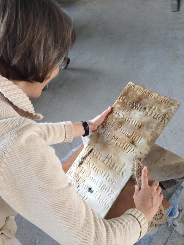 Freudenreich entdeckt alte Steintafel der Bucks