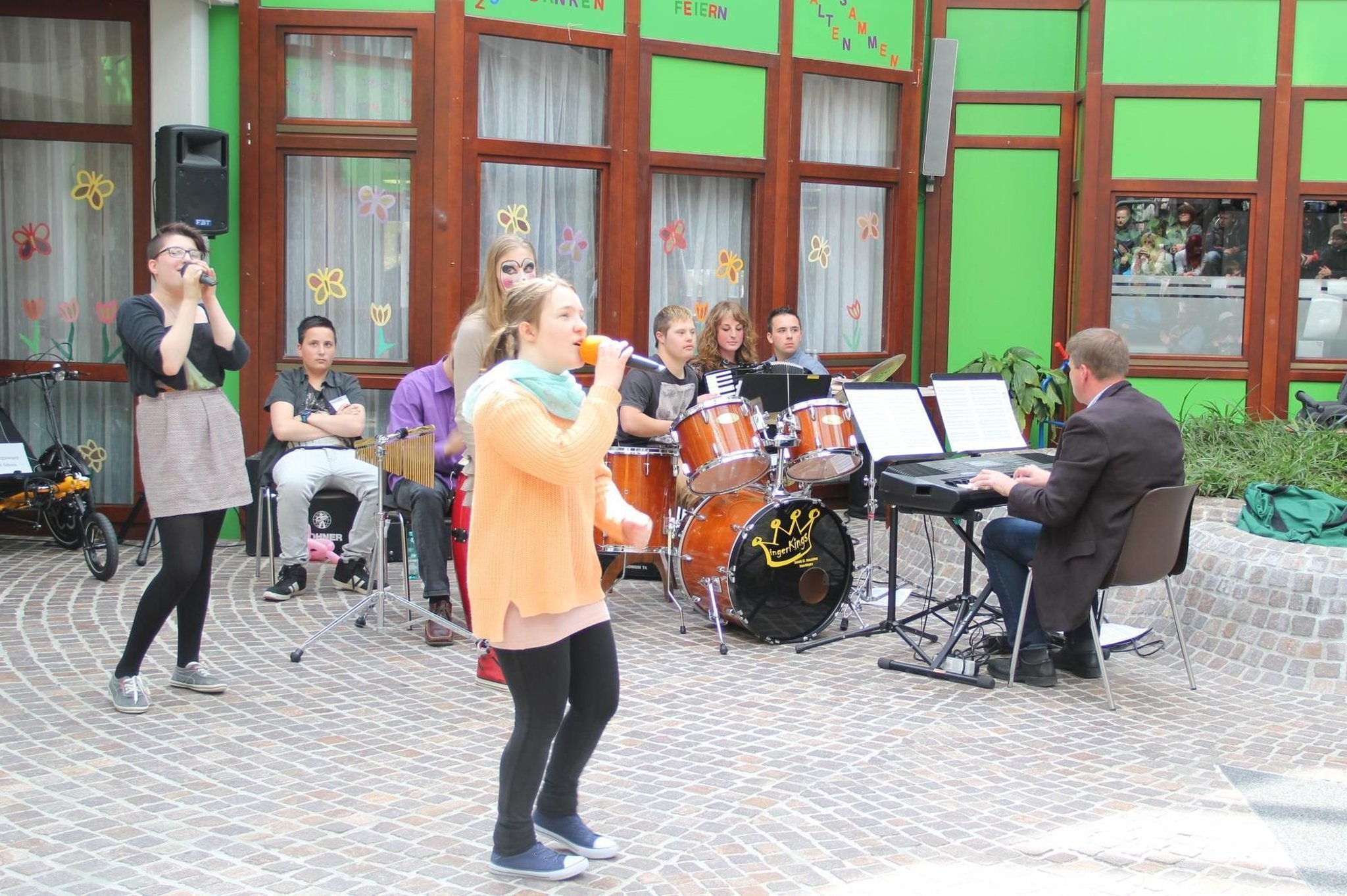 Menschen mit und ohne Behinderung feiern