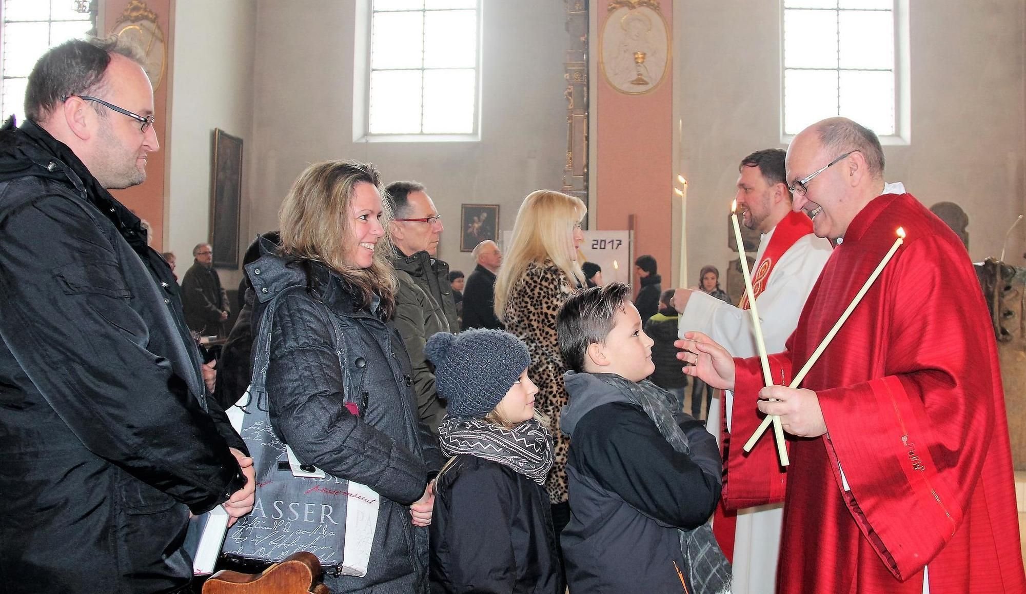 Geistliche spenden in Ehingen den Blasiussegen