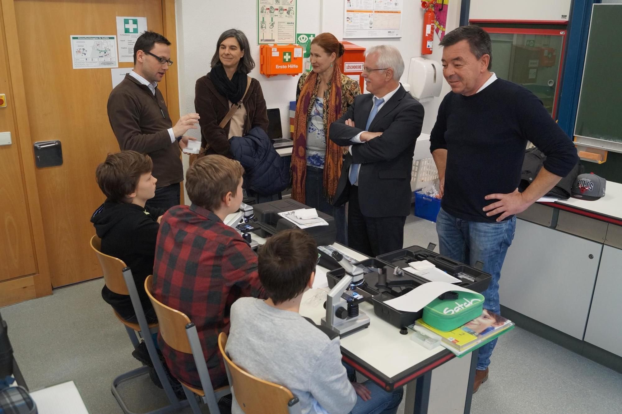 Moderne Mikroskope an der Schule in Niederwangen