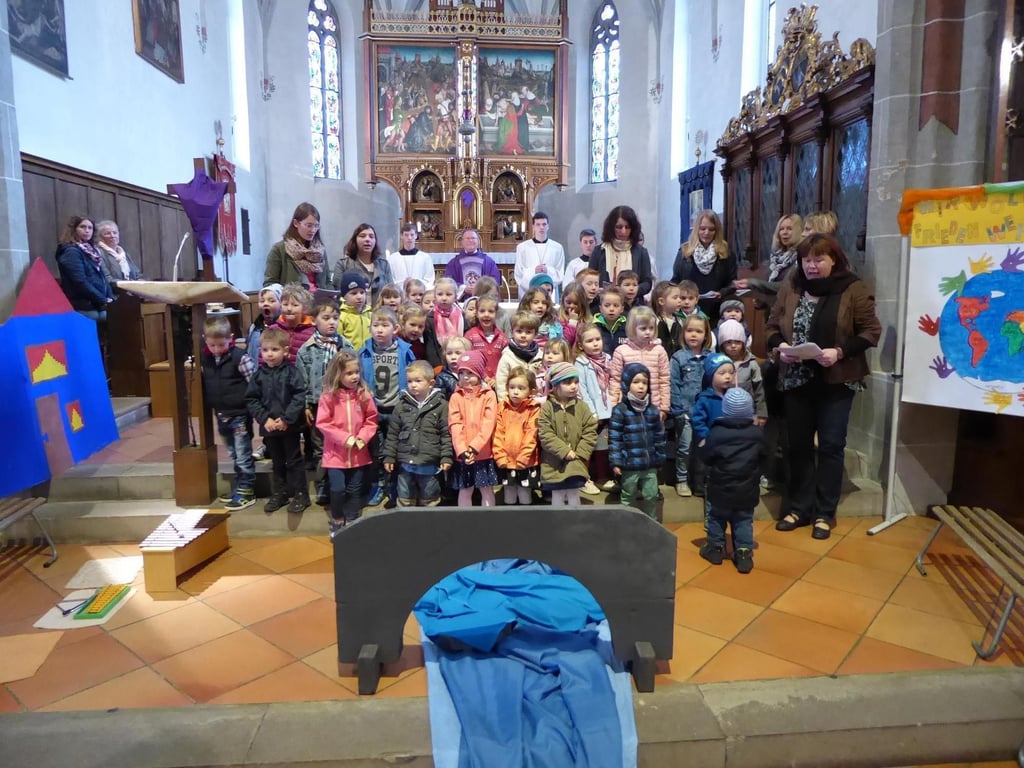 Kindergartenkinder feiern in Oberstadion den Frieden